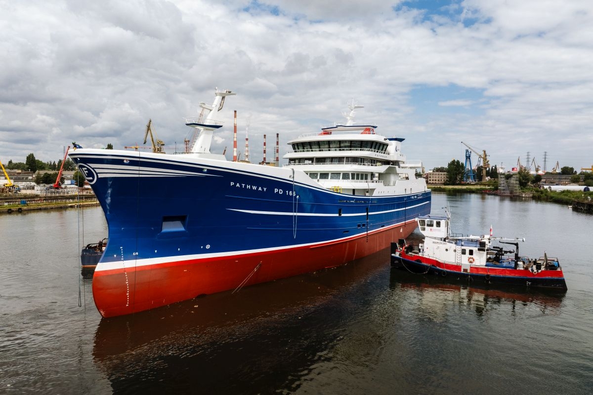 Kadłub statku zwodowanego w Karstensen Shipyard Poland zmierza do Danii ...