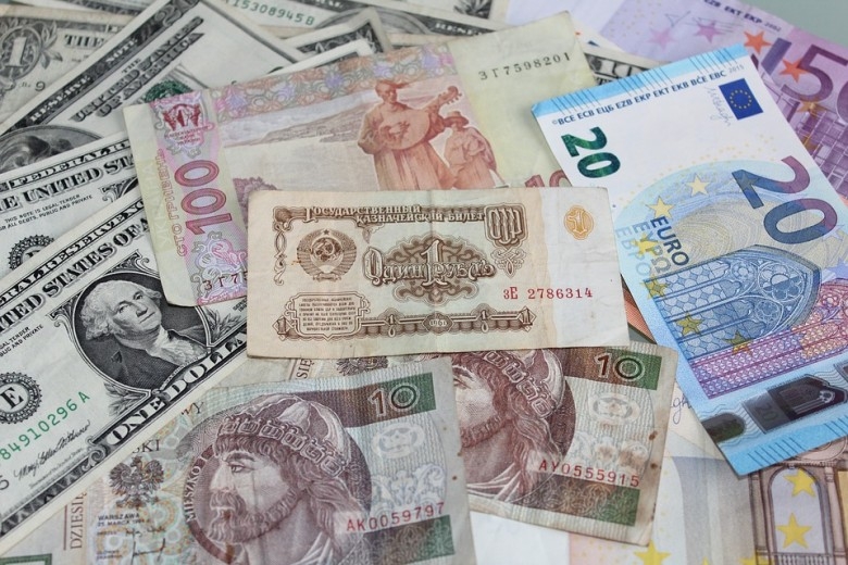 dalszy-spadek-eur-pln-ma-o-prawdopodobny-rynki-czekaj-na-impulsy-z-usa