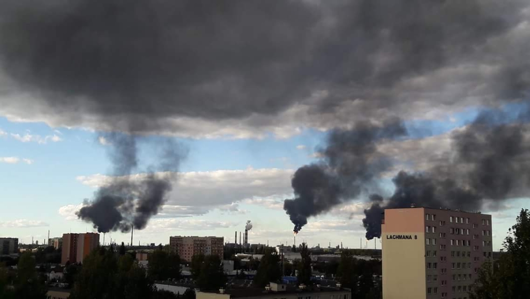 Awaria w rafinerii PKN Orlen w Płocku. Czarny dym nad miastem (foto)
