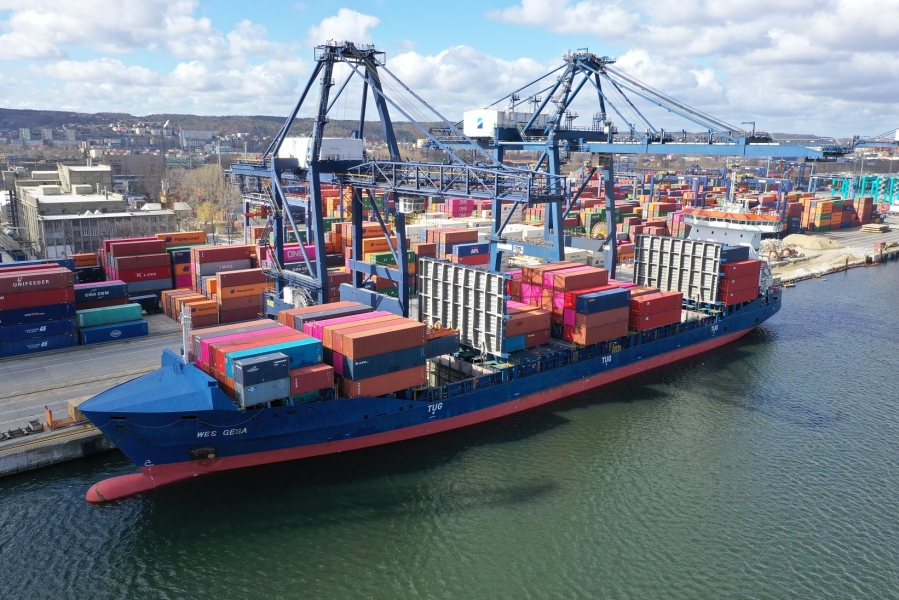 Pierwsze w historii zawinięcie własnego statku Ocean Network Express do ...